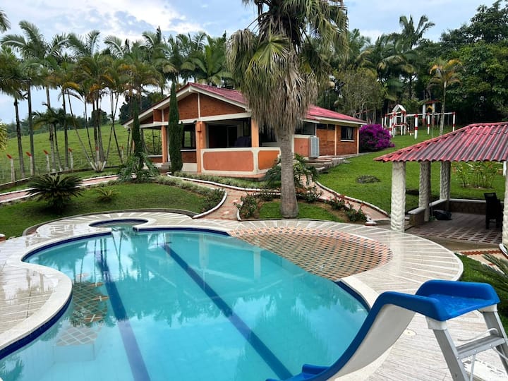 Finca Campestre Con Piscina Privada - Pereira, Colombia