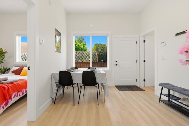 Sunnyside Cottage Suite | 2br Near White Rock - White Rock