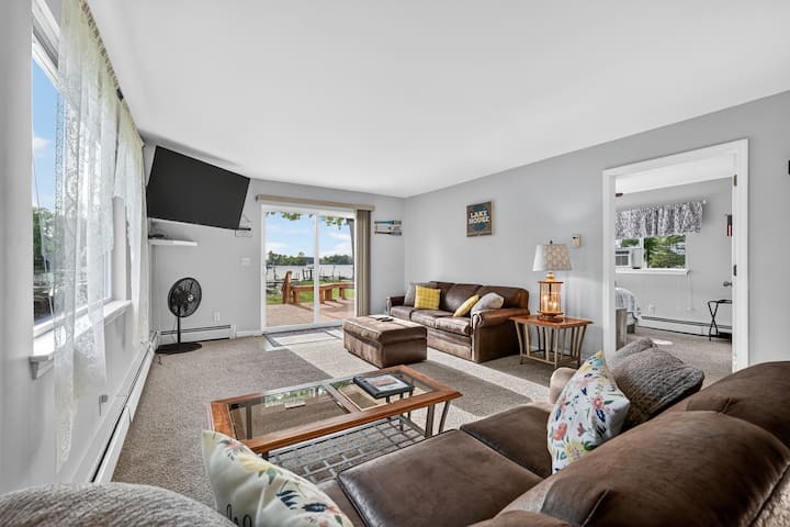 Sunset Bay Lakefront Retreat - Chelsea, MI