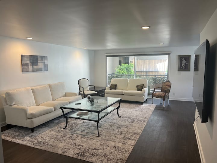 3 Bedroom Apartments 1,850 Sf In Beverly Hills - Beverly Hills, CA