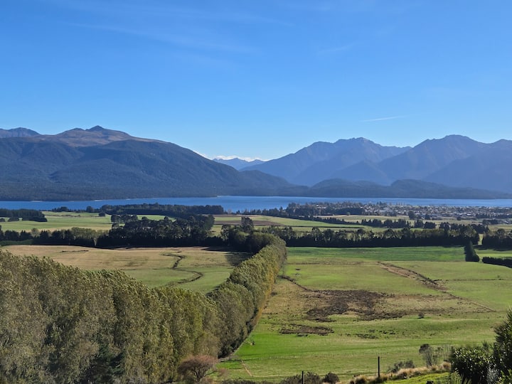 Panoramic Lake Views | Private King Suite - Te Anau
