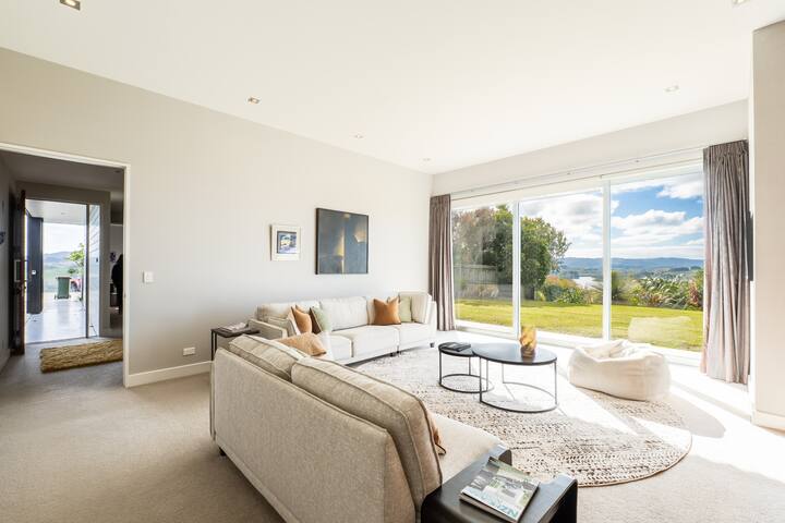 Luxury Coastal Retreat In Sandspit With Sea Views - Matakana