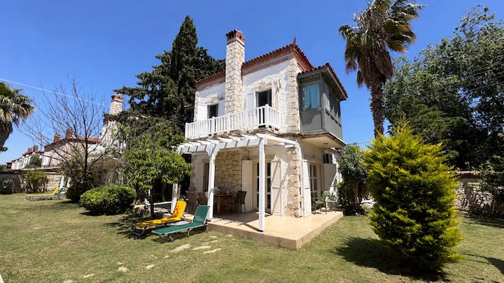 Alaçatı'da Bahçeli Ve Havuzlu Taş Villa - Alaçatı