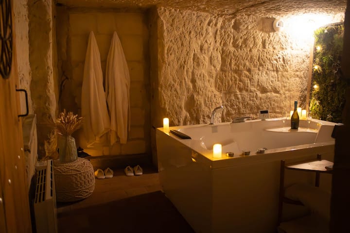 Lantray Secrète - Gîte Troglodyte Avec Balnéo - Vallée de la Loire