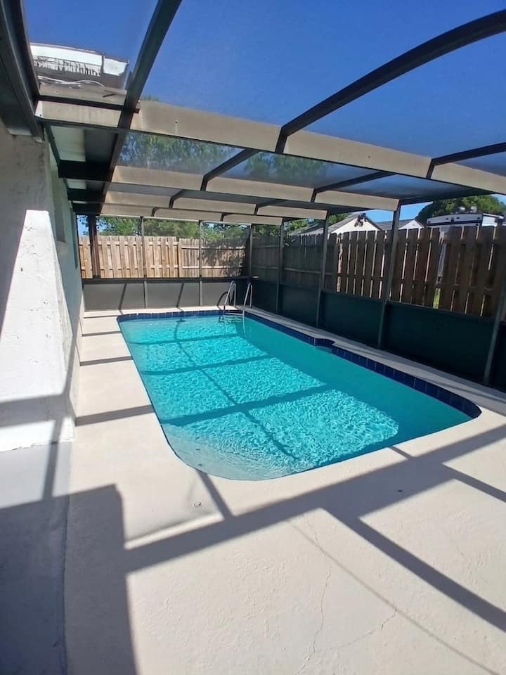 Downtown Private Pool Oasis In Sunshine State - New Port Richey, FL