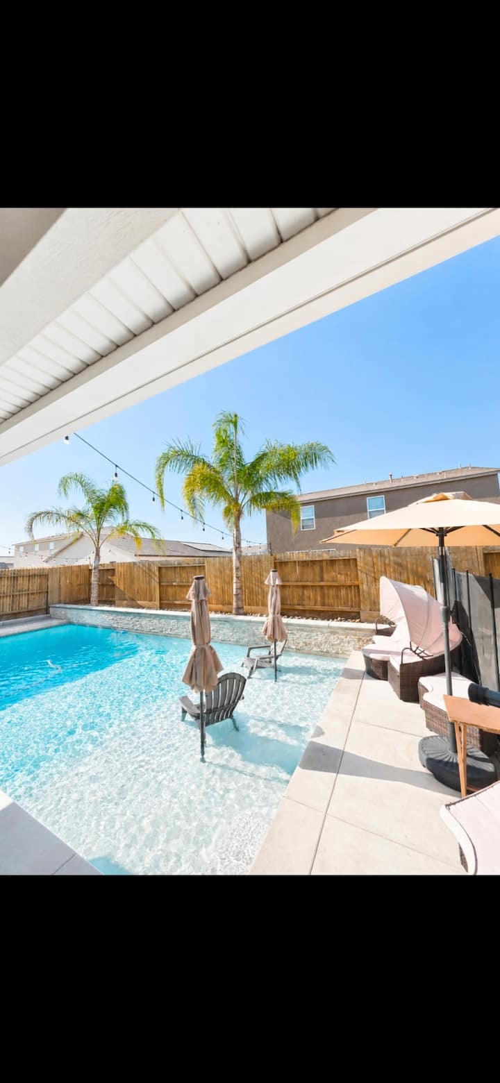 Affordable Full Room With Pool And Patio - Bakersfield, CA