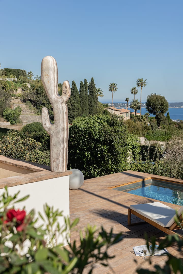 Le Poète
La Beauté Naît Du Silence Et Du Vrai. - Cannes