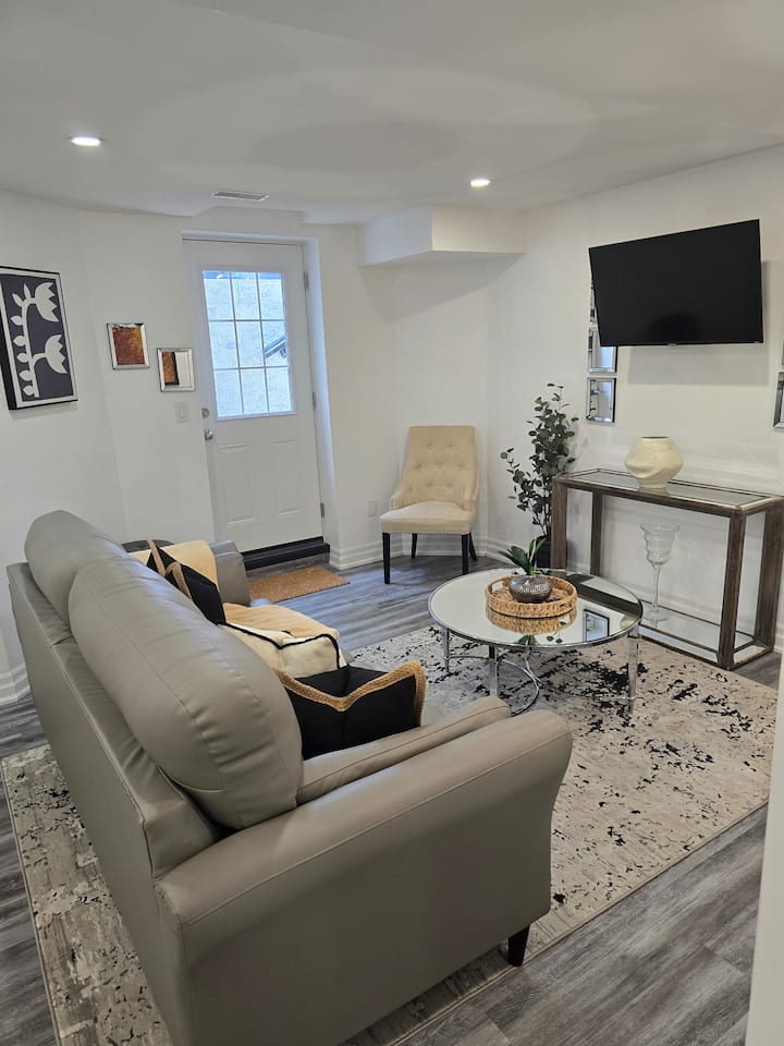 Elevated Comfort Suite- Near Go Station- 401/407/ - Ajax