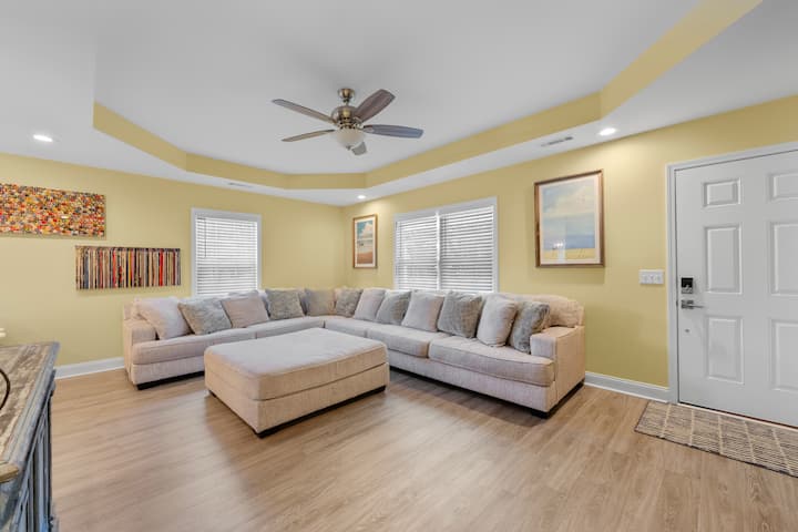 Sleeps 12 | Outdoor Entertainment Area | 98” Tv - Lake Marion, SC