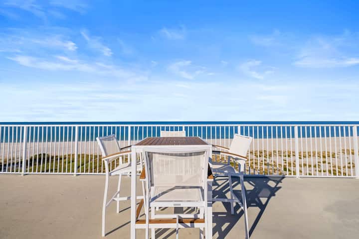 Gulf-front Penthouse W/ Scenic View | Pools & Tub - St. Pete Beach, FL