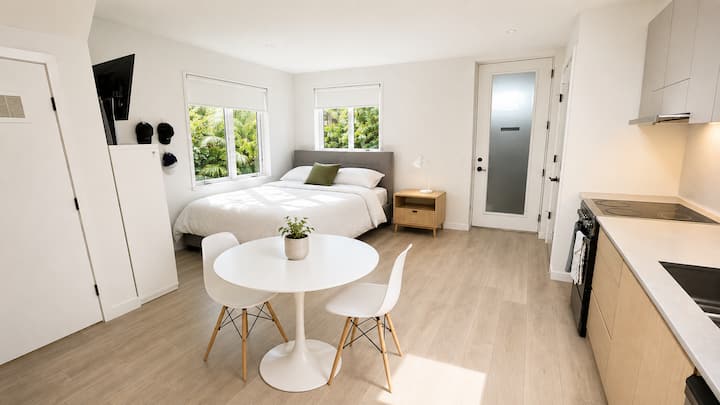 Walk To Shipyards | Bright Modern Studio In Lolo - Vancouver