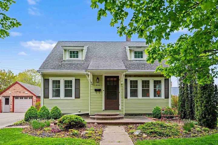 Sweet Pea Cottage | Fire Pit | Walk To Beach - South Haven, MI