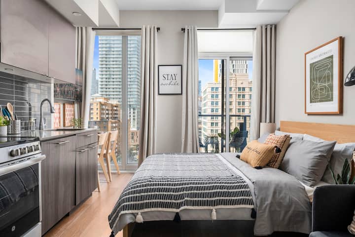 Modern Downtown Studio With Balcony & City Views - Toronto