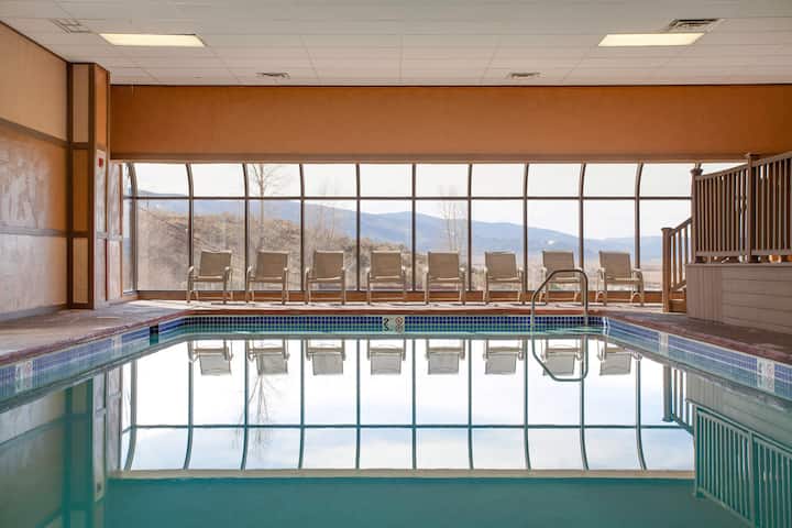2 Mountain 1br W/ Kitchen, Pool & Ski Access - Steamboat Springs, CO
