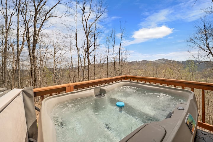 Cozy Log Cabin With Hot Tub & Views - Boone, NC