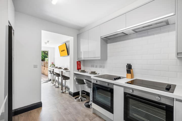 Large 6bed House 5 Bathrooms | Parking Sleeps 12 - West Sussex
