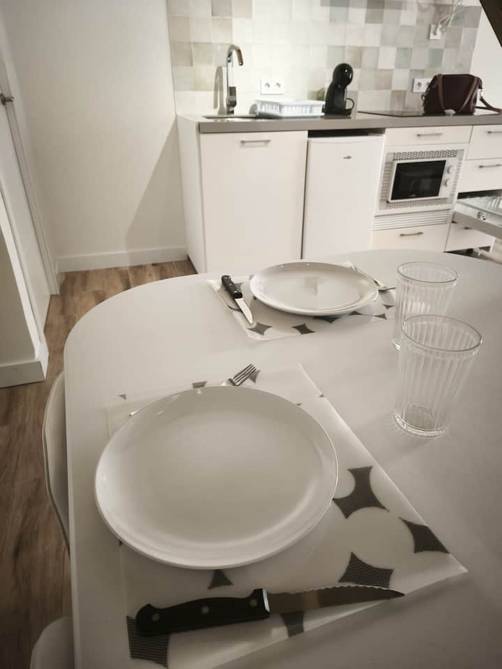 Estudio Amplio, Con Zona De Trabajo, Cocina Y Más - Alicante