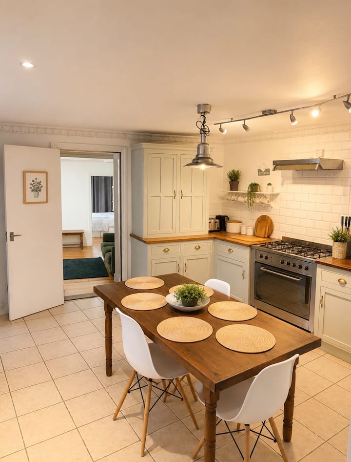 Helmscott, Sleeps 9 Guests/5 Beds Penryn Centre - Penryn