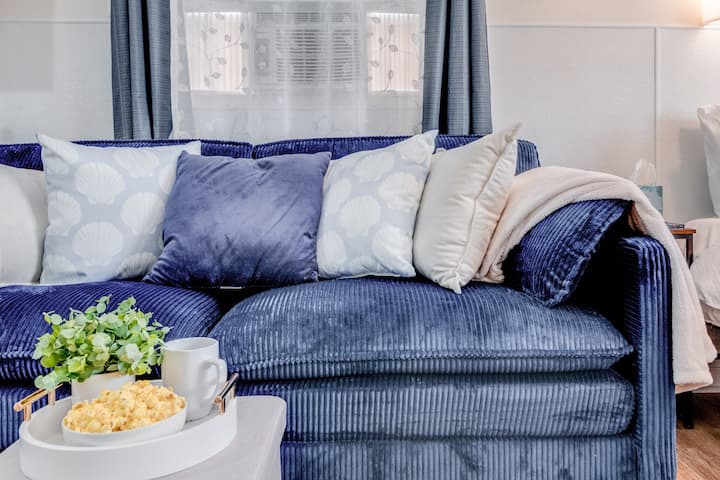 Cozy Studio Getaway | Near Everything - Virginia Beach, VA