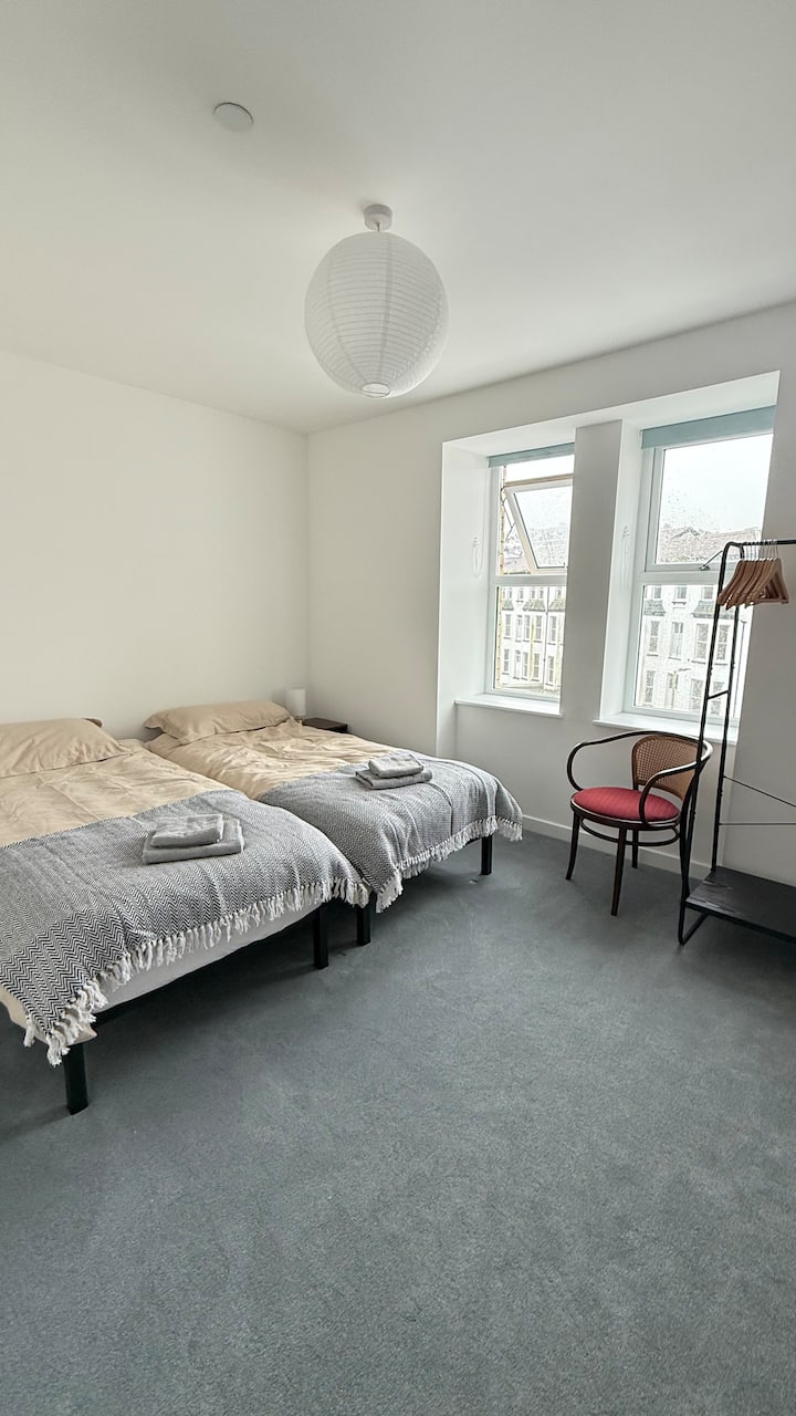 Large Room With Twin Beds, Bath House Holiday Apt - Ilfracombe