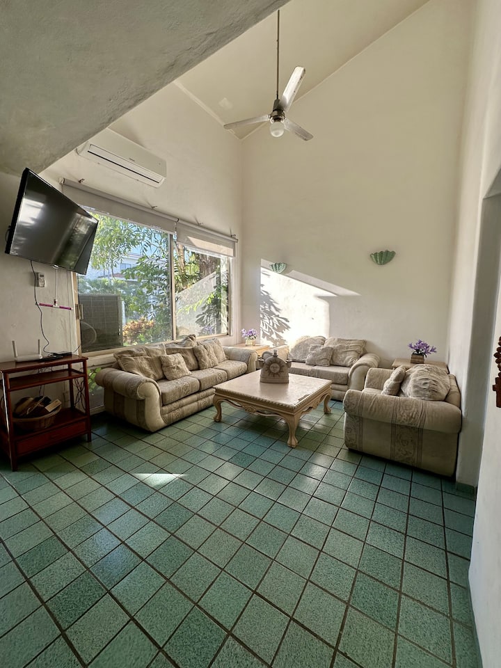 Casa A Media Cuadra Del Mar, Alberca, Cancha Tenis - Manzanillo, Colima, Mexico
