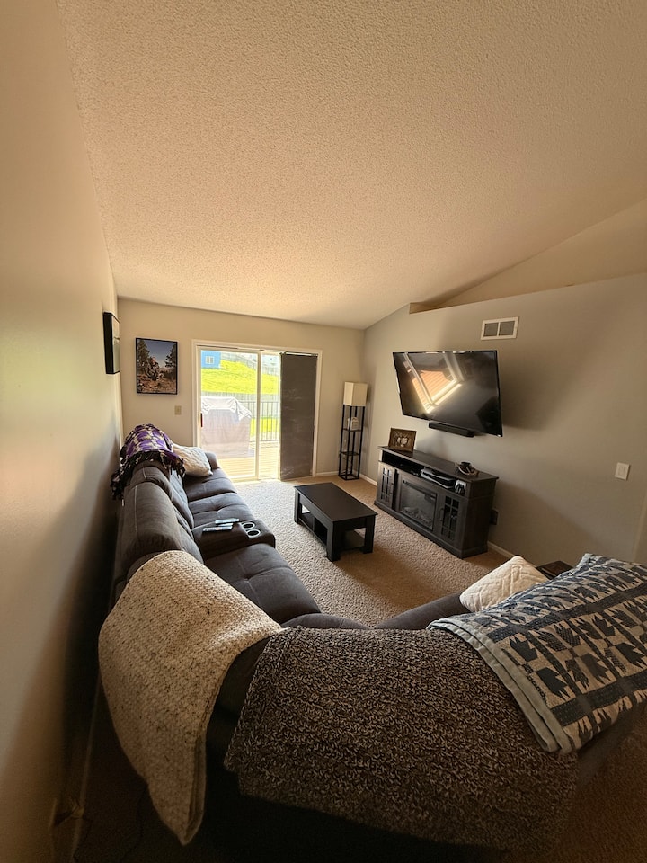 Cozy Rogers Retreat: King Beds + Pool - Maple Grove, MN