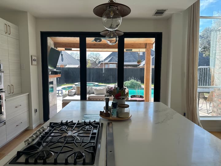 Luxury 4br/3ba Resort Oasis W/pool Near Dfw & Cup - コッペル, TX