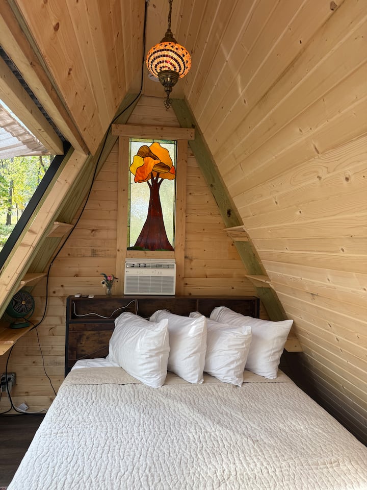 Cozy A-frame Retreat Near Lake Icaria | Hot Tub - Iowa