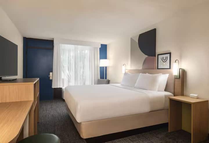 1 Mile To Beach | Free Breakfast & Parking + Pool - Siesta Key, FL