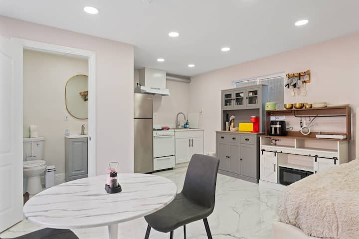 Chic Urban Studio Close To The Grove & Dining - Los Angeles, CA