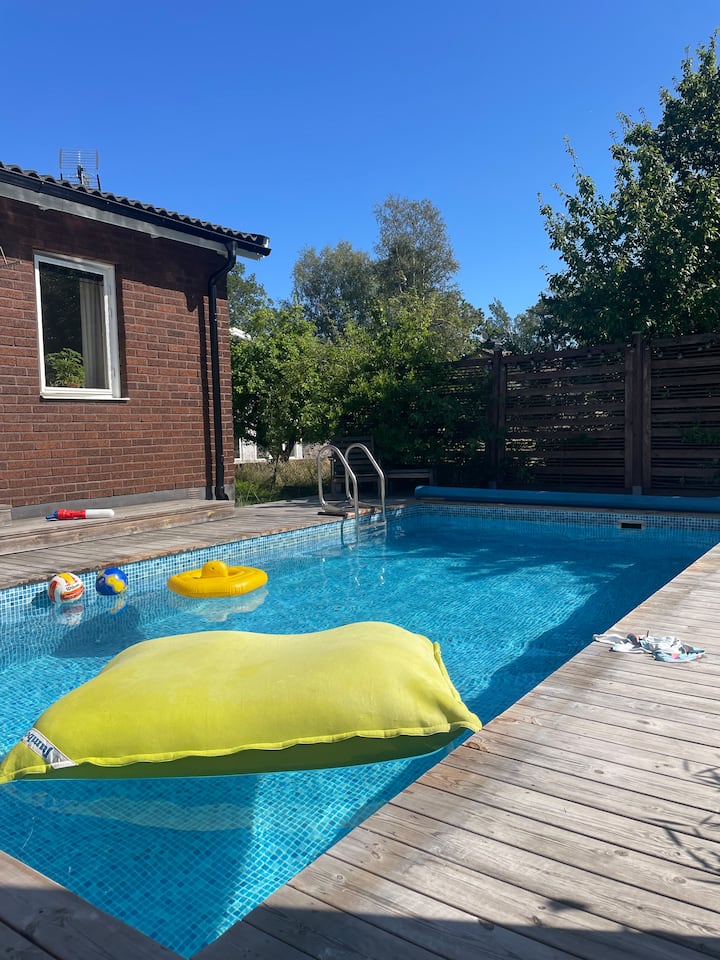 Barnvänlig Villa Med Pool - Huddinge