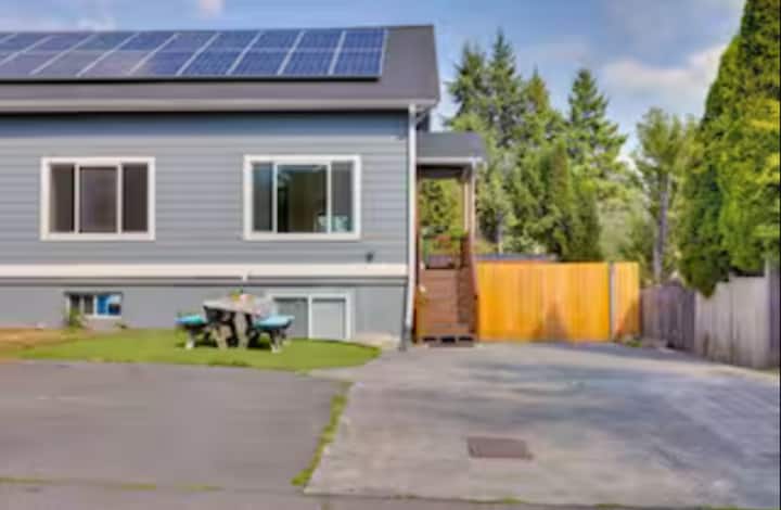 Modern Northgate House | 8br Great Light Living - Shoreline, WA