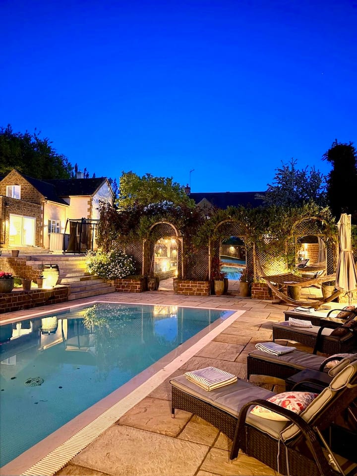 Six Bed House With Cinema And Outdoor Pool - Cotswolds