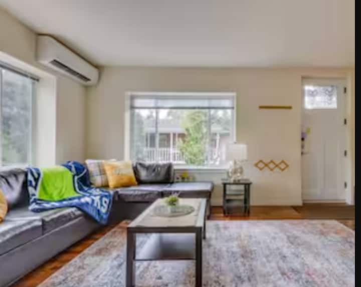 Sunlit 10br Seattle Home For Large Groups - Seattle, WA