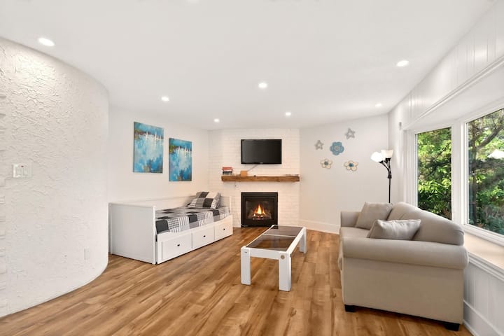 Waterfront Retreat | Hot Tub, Pool, Dock & Firepit - Port Hope