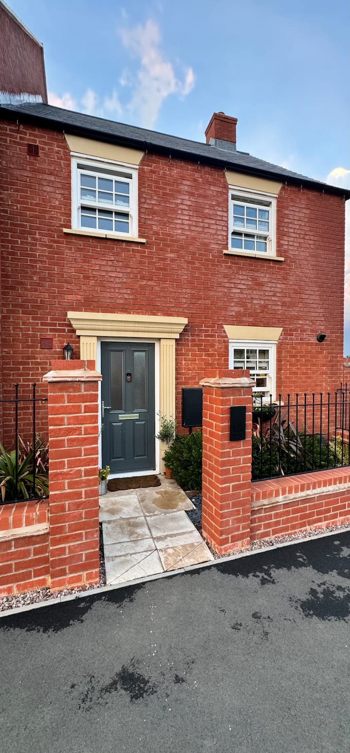 Home Away From Home, Cosy 3-bed Ideal For Families - Towcester