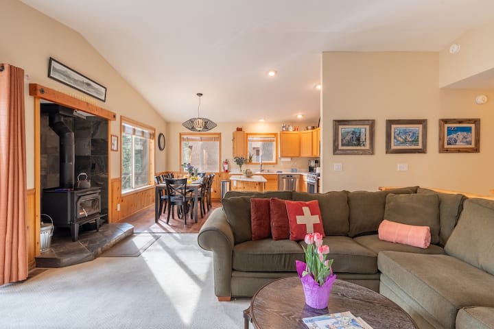 Woodsy Tahoe Cabin  Near Donner Lake + Slopes - Truckee, CA