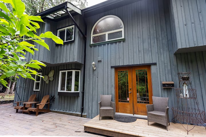 Rustic/modern Forest Home - West Coast Retreat - Sidney