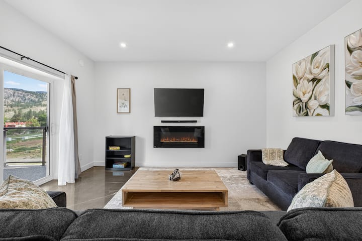 Modern - Classy Lake-front Villa Unit 2 - Okanagan Falls
