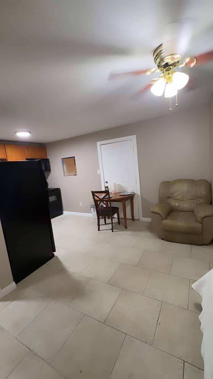 Pet Friendly Guest House Patio Area Included ! - Dallas, TX
