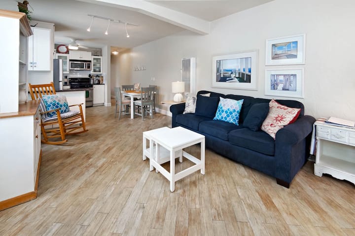 Cozy Beach Bungalow - Walk To Seal Beach, Shops, D - Long Beach, CA