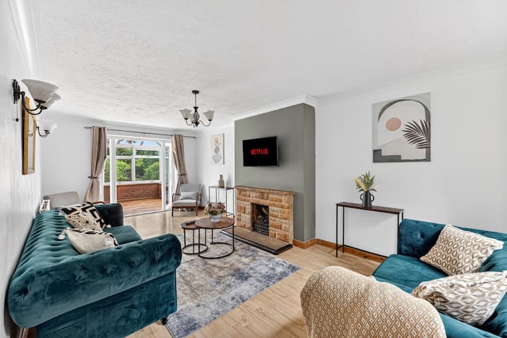 Detached House • 5br • Driveway Parking • Office - Milton Keynes
