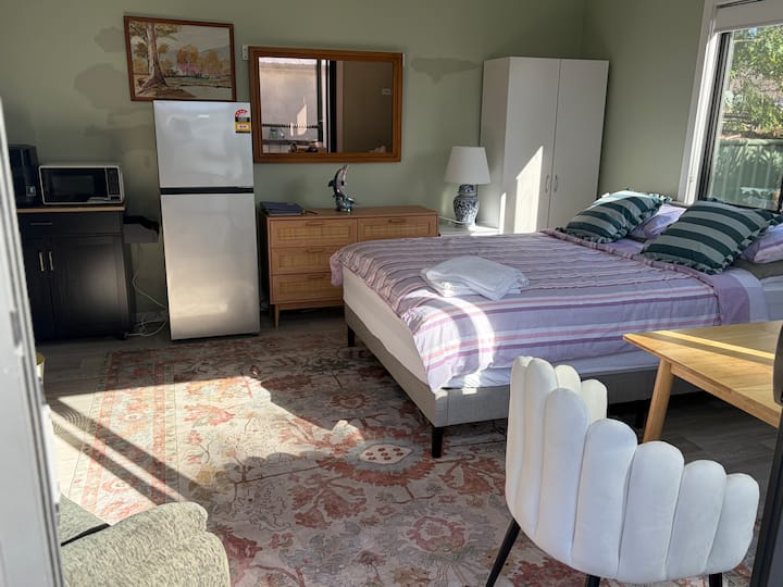 Stylish Serenity Studio In Seaside Suburb - Woy Woy