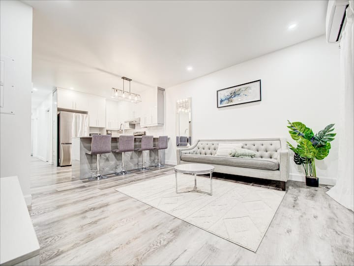 Beautiful Apartment / 2bdr In The Trendy Plateau - Montreal