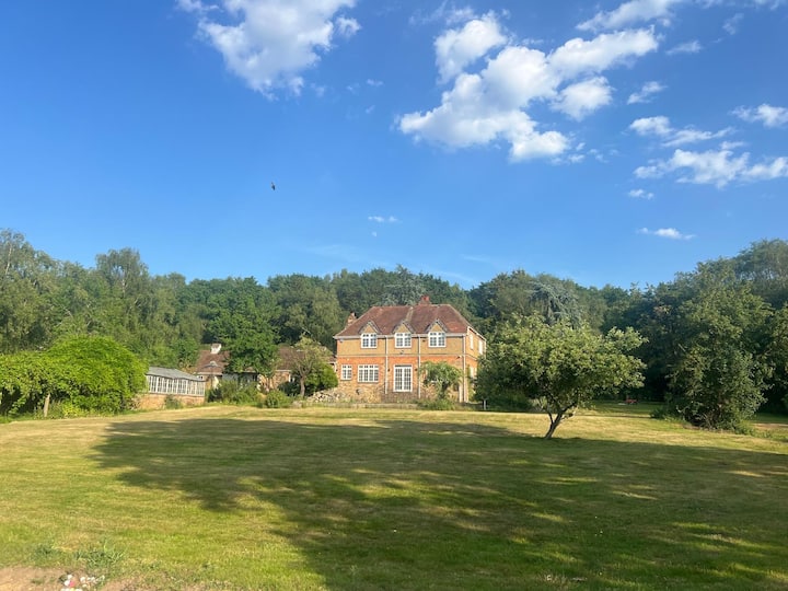 Secluded 4-bed Woodland Farmhouse, Garden & Fields - St Albans