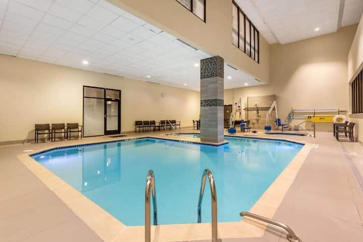 Two 1br King Stays | Free Breakfast & Pool Access - Bethesda, MD