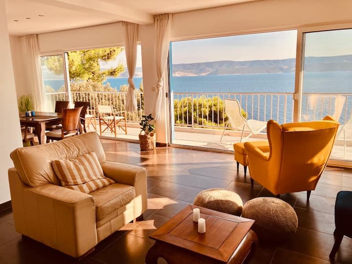 Main Floor With 2 Bedrooms & Stunning View - Mimice