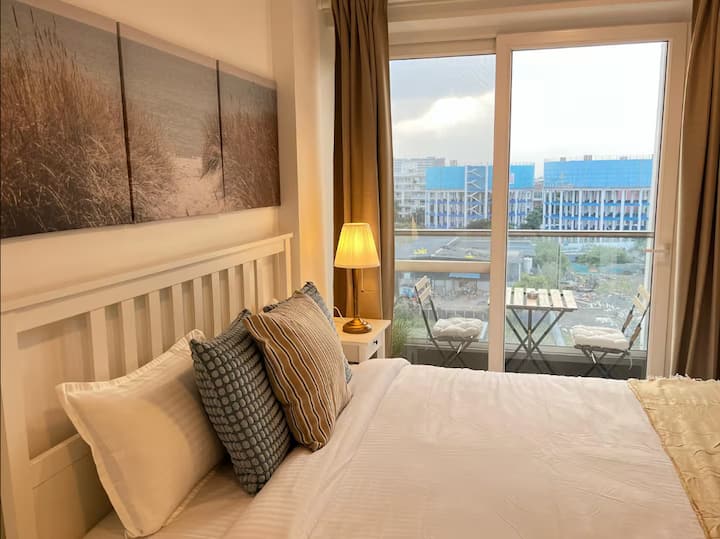 Aero-view Studio With Cozy Balcony + Smart Tv - Pune