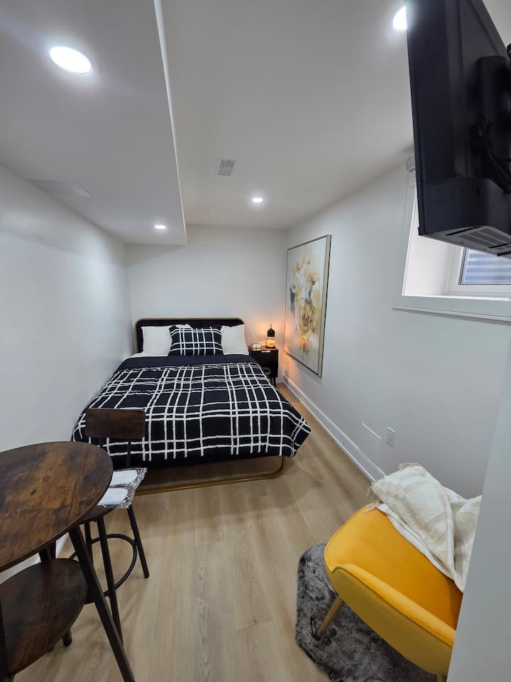 Stylish Studio Suite W/ Private Entrance | Parking - Brampton