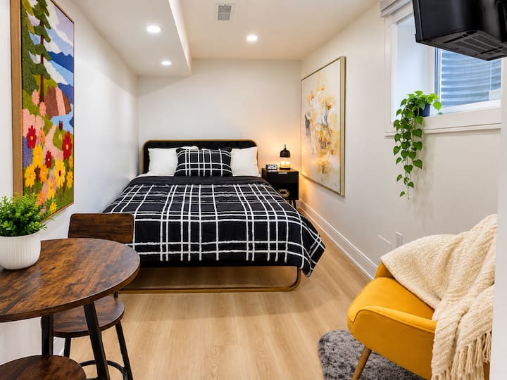 Stylish Studio Suite W/ Private Entrance | Parking - Brampton